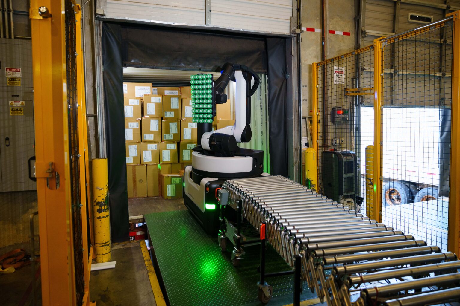 Stretch - Mobile Warehouse Robots | Boston Dynamics